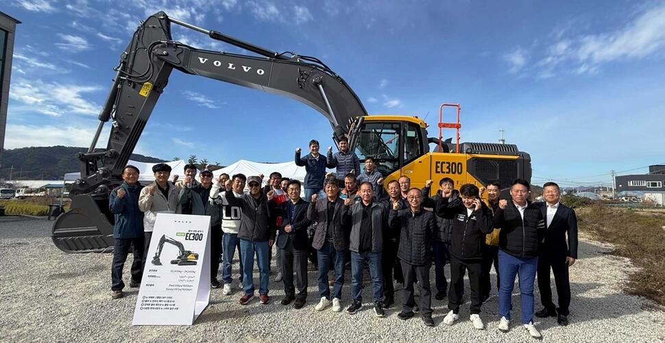 constructionHQ | Introducing the Komatsu PC9000: Advancing Hydraulic ...